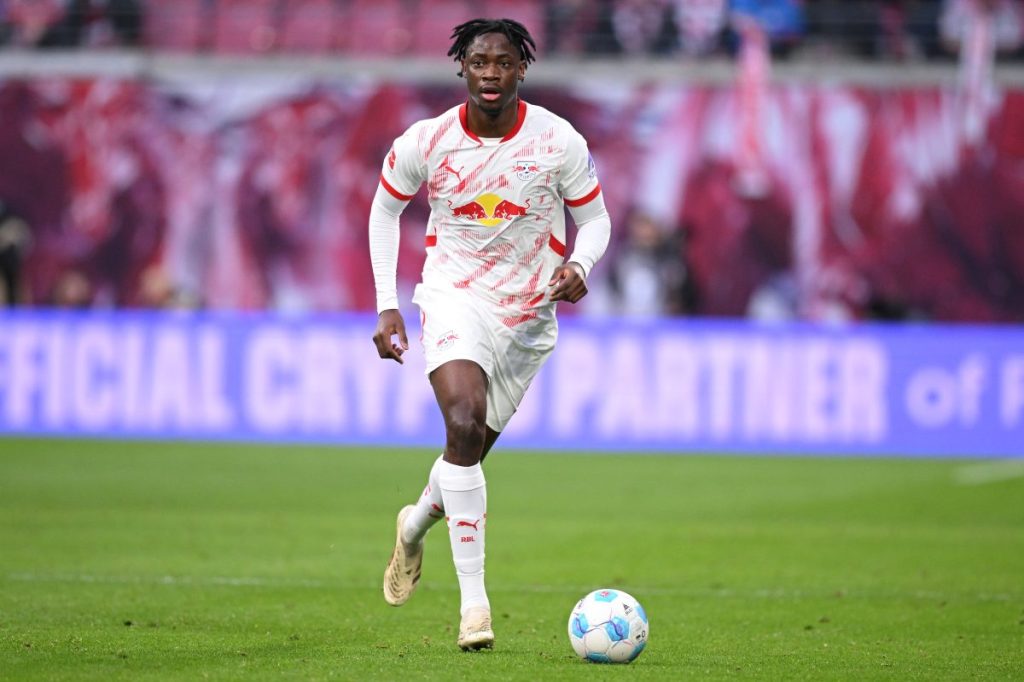 Manchester United, Monaco et Lyon gardent un œil sur le défenseur ...